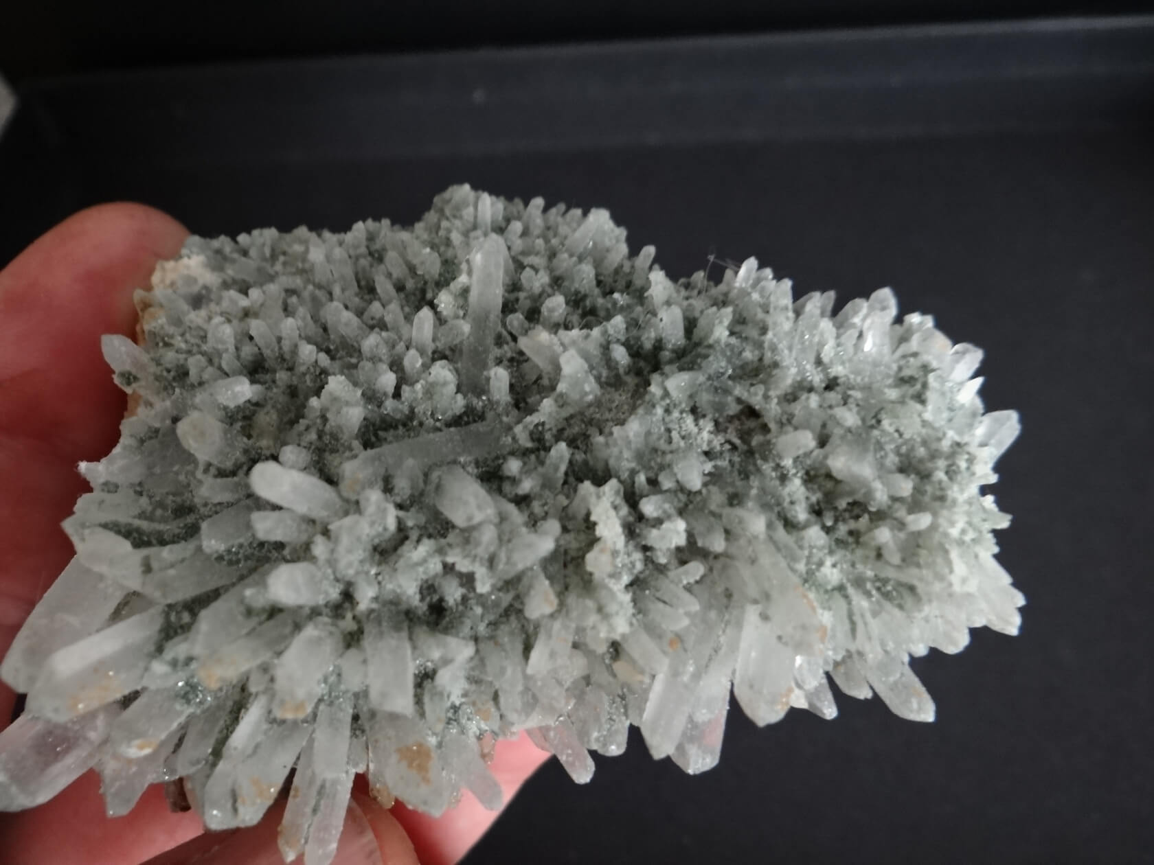 Kwarc, piękny minerał o wyjątkowych cechach. Świetny na kolekcję